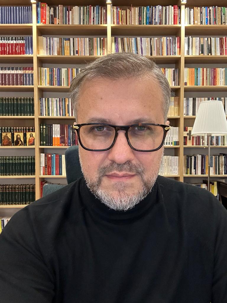 Părintele Vasile Ioana și Dr. Cristian Manea, în fața publicului, la ...