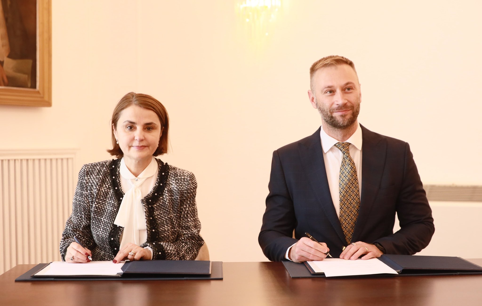 Semnarea de către ministrul afacerilor externe, Luminița Odobescu și de ...